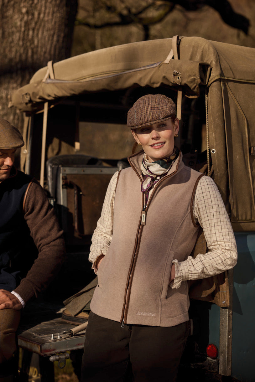 COUNTRY WOMEN – GILES & BELLA